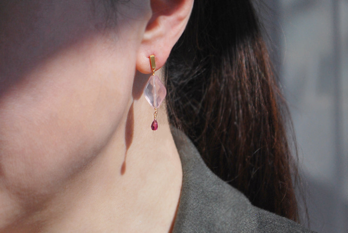 【ONLINESTORE】ひとひらの春が揺れるピアス – HASUNA
