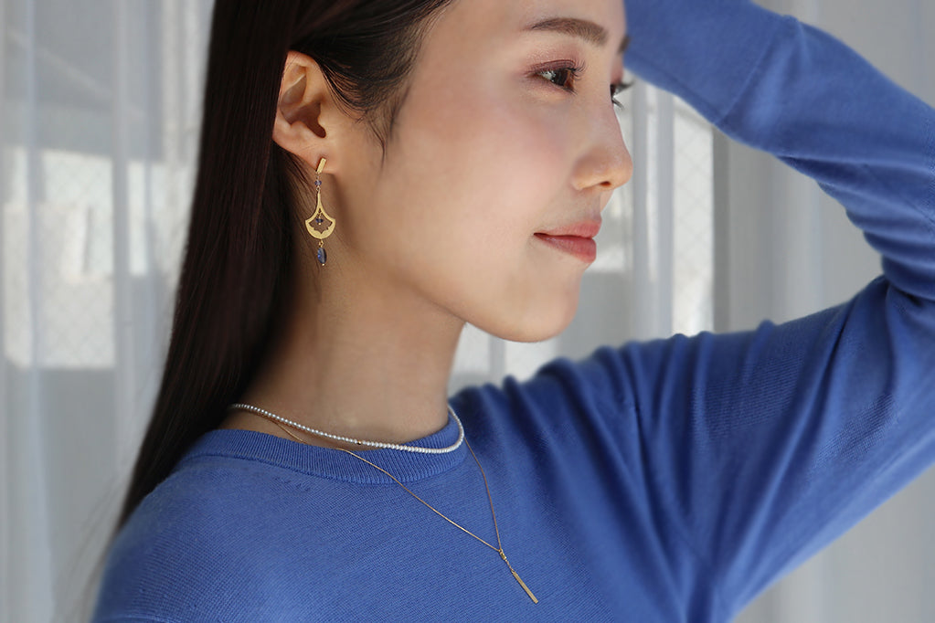 【ONLINESTORE】きらめく夜空のようなタンザナイトのピアス – HASUNA